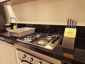 Apartamento Familiar | Cozinha privada | Uma cafeteira/bule, um frigorífico, um micro-ondas, um forno