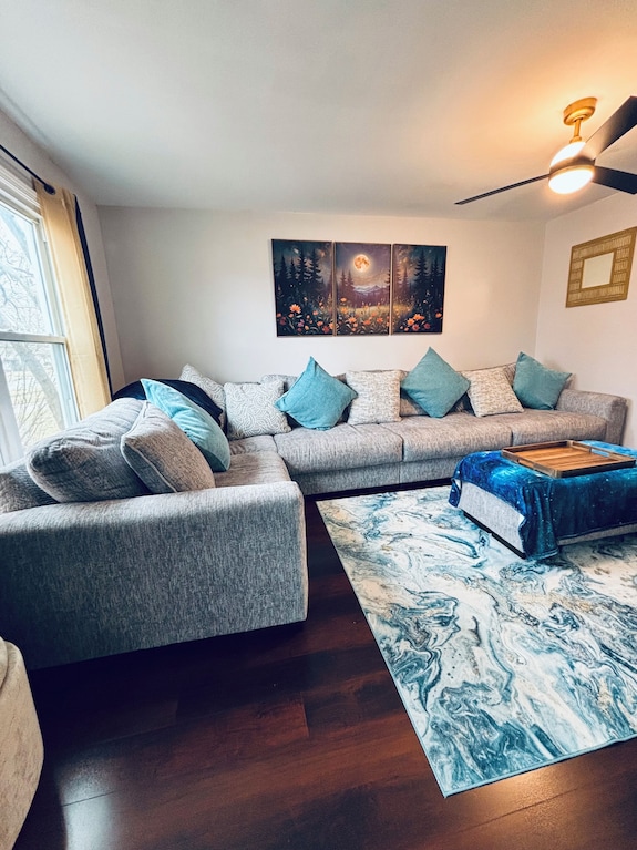 Galactic Oasis Wonderful 5 Bedroom Theme Home, Wi-fi, King Beds And Smart Tvs - Aurora, IL