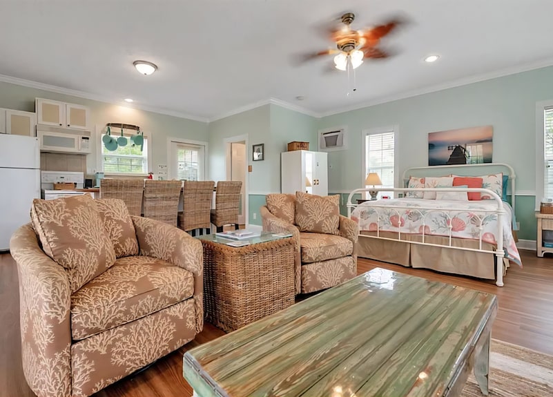 Upstairs Studio Cottage With Balcony, Steps From The Beautiful Seawall & Fun - Seawall Boulevard, TX