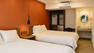 Roupa hipoalergénica, minibar, secretária