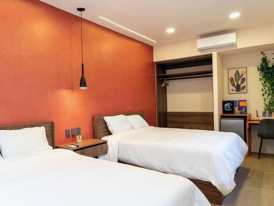 Roupas de cama antialérgicas, frigobar, escrivaninha