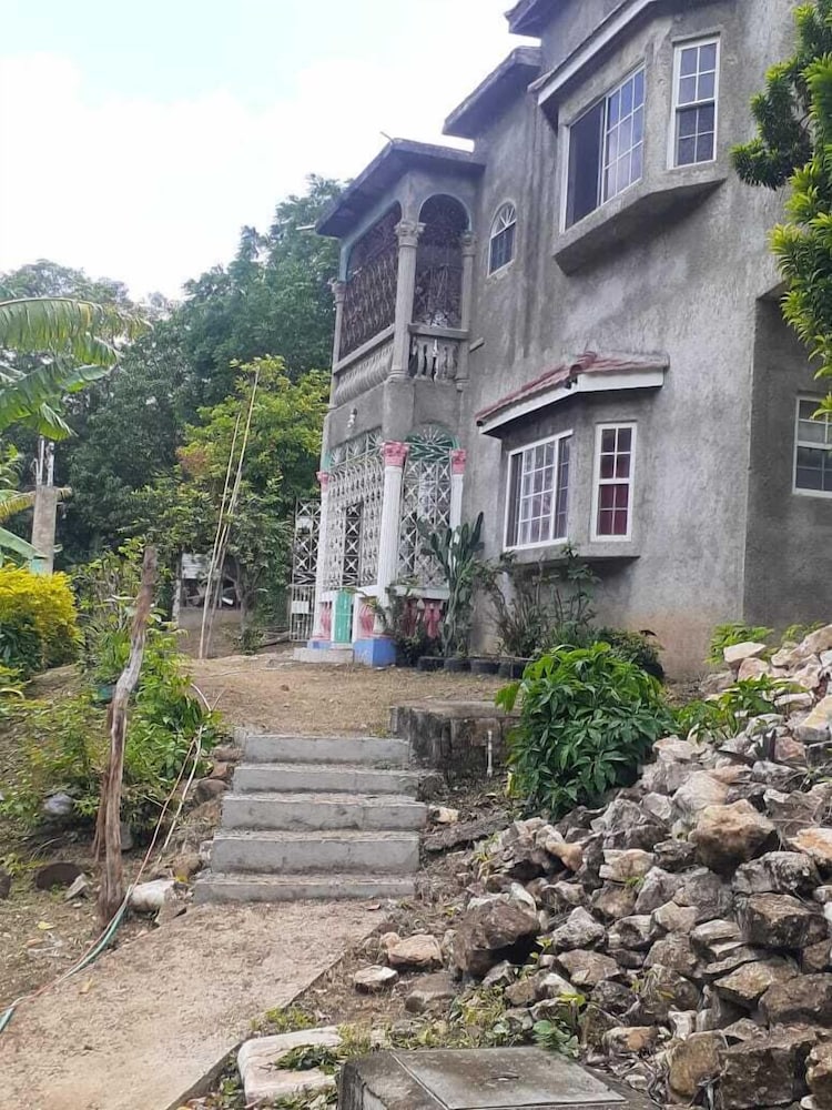 Cozy Studio Apartment With Private Parking - Caribbean