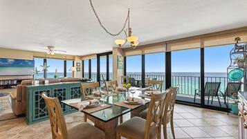 Apartamento em Condomínio Fechado, várias camas, varanda, vista para o oceano (Watercrest 1103) | Restaurantes