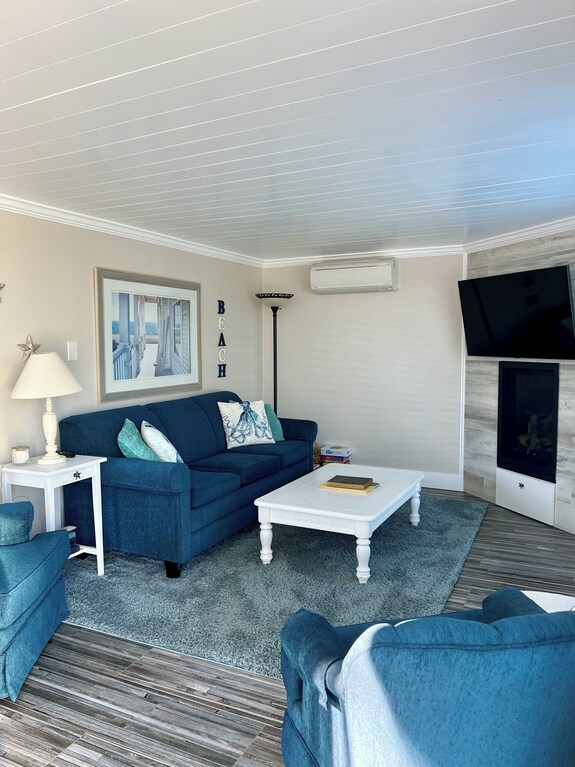 The Cozy Anchor - Madrona Beach Camano Cottage - Whidbey Island, WA