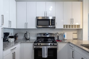 Apartamento Familiar, 2 quartos, cozinha | Cozinha privada | Um frigorífico/congelador grande, um micro-ondas, um forno
