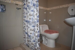 Toalhas de banho, sabonete, shampoo, papel higiênico