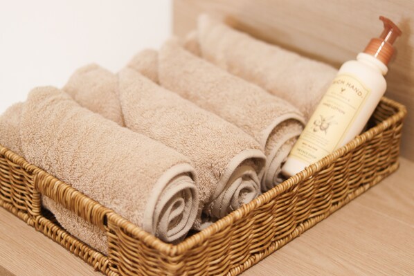 Camas de colchão pillowtop, cofre no quarto, secretária 