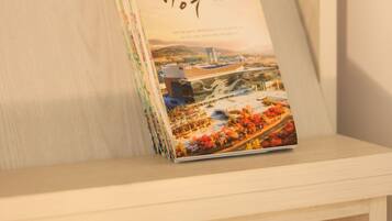 Um livro com o título "2025 APEC" numa estante.