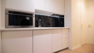 Apartamento | Cozinha privada | Geladeira, lava-louças, talheres/pratos/utensílios de cozinha