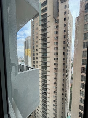 Apartamento luxo, 2 quartos, cozinha, vista para a cidade | Quartos à prova de som, ferros/tábuas de passar roupa, Wi-Fi de cortesia