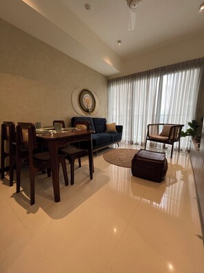 Apartamento luxo, 2 quartos, cozinha, vista para a cidade | Área de estar