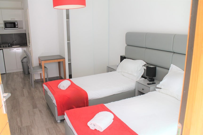 Pet-friendly Hotel In The South Of France! Enjoy The Pool, With Free Parking - Éguilles