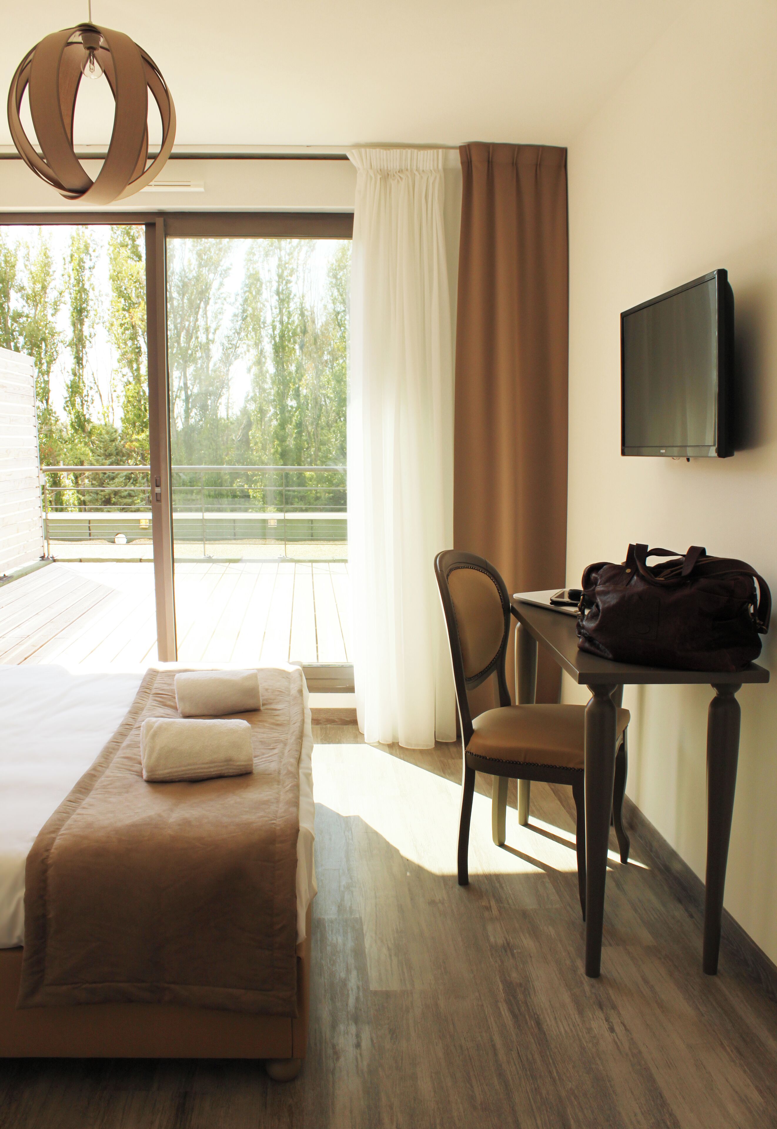 Explore Serene Eguilles, France! Outdoor Pool, Free Parking, Pets Are Welcome! - Aix-en-Provence