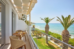 Quarto Triplo Deluxe, vista parcial para o mar | Terraço/pátio interior