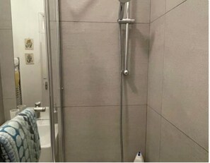 Apartamento, 2 quartos, terraço | Casa de banho