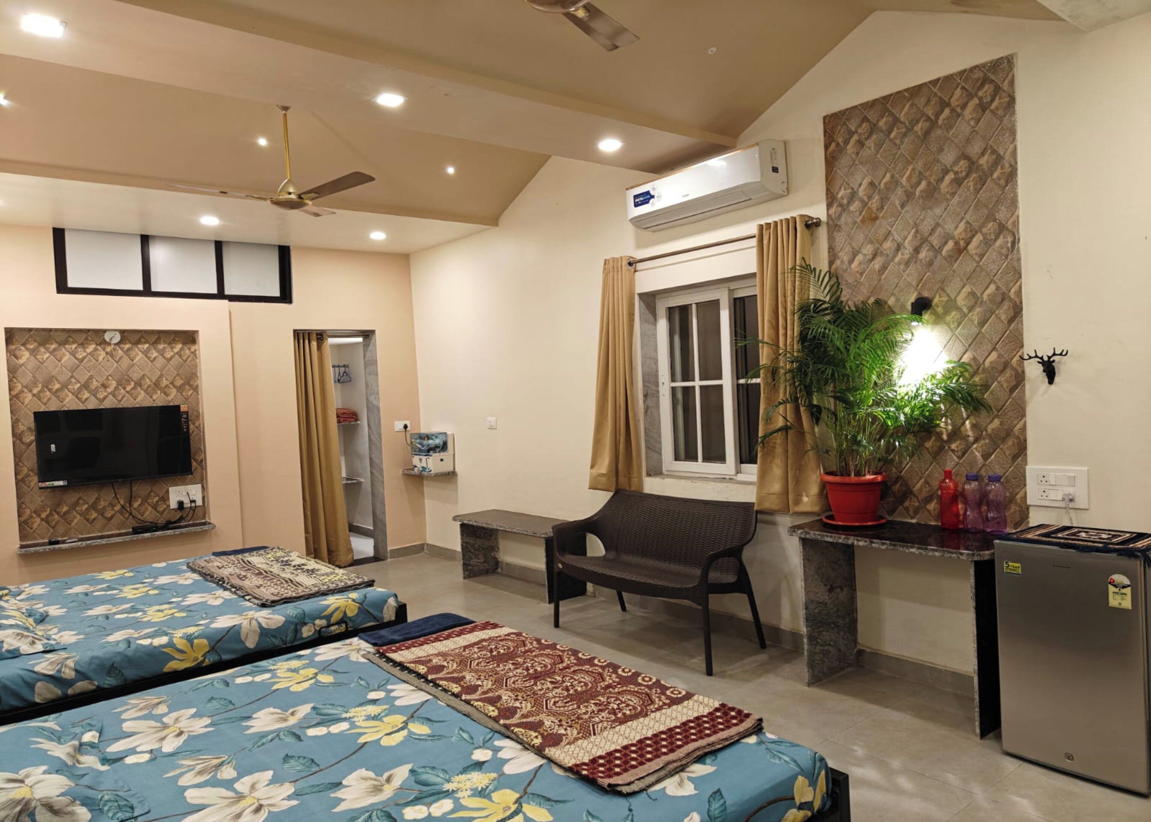 Quarto Duplo Familiar, vista para o jardim | Secretária, secretária adequada para computadores portáteis 