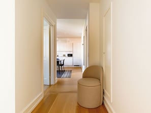Apartamento, 3 quartos, sacada, vista para o jardim | Corredor