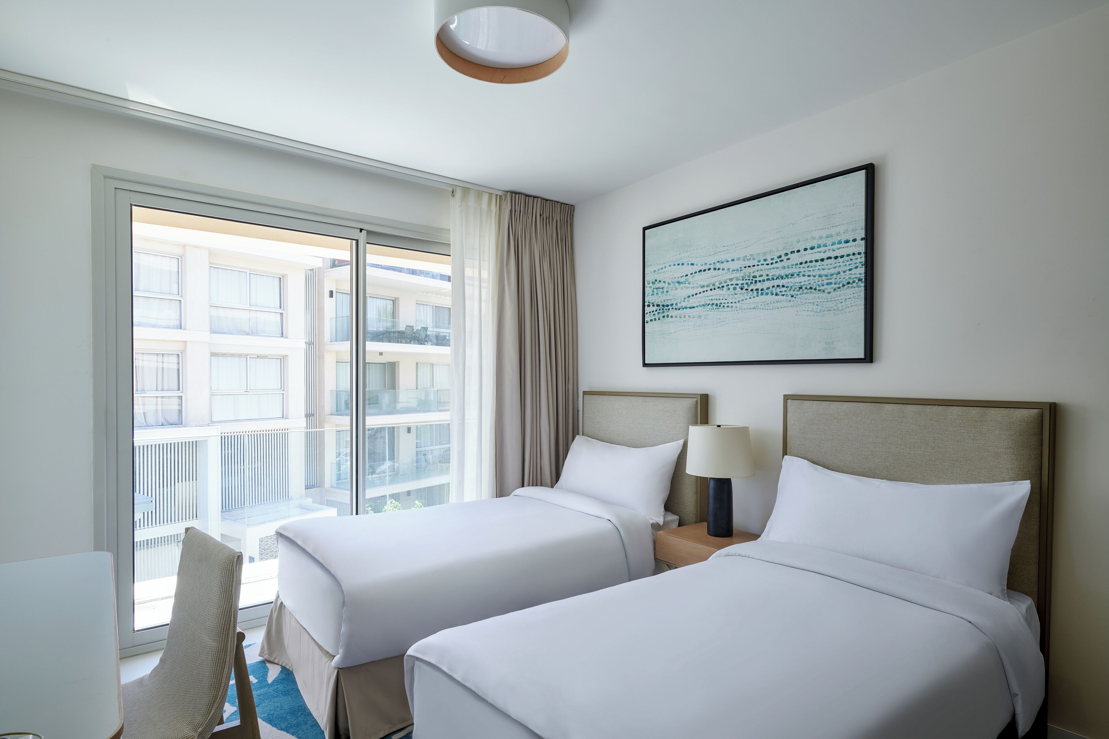 Cofre com capacidade para portátil, secretária 