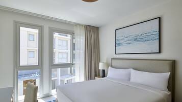 Deluxe Three Bedroom Suite Marina View | Cofre com capacidade para portátil, secretária