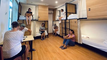 Cofre no quarto, secretária