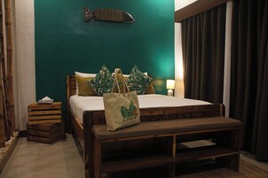 Uma cama bem arrumada com cabeceira de madeira, uma mesa de cabeceira com abajur e um enfeite de parede.