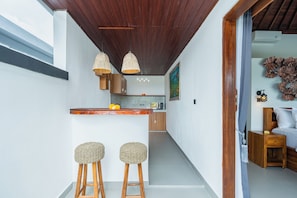 Villa Deluxe, varanda, vista para a piscina | Cozinha privada | Minifrigorífico, um micro-ondas, uma placa de cozinha