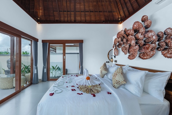 Villa Deluxe, varanda, vista para a piscina | Cofre no quarto, secretária
