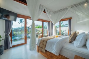 Villa Deluxe, varanda, vista para a piscina | Cofre no quarto, secretária 