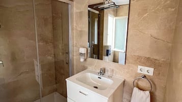 Quarto Duplo Comfort, Vista para a cidade | Casa de banho | Toalhas fornecidas, sabão, champô, papel higiénico