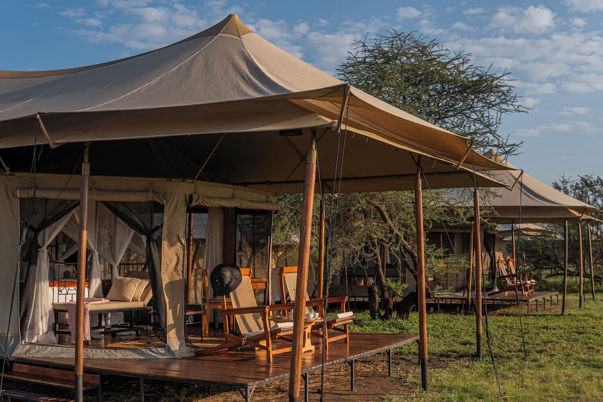 Tenda Familiar, vista para o parque | Secretária, secretária adequada para computadores portáteis