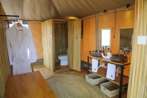 Tenda Familiar, vista para o parque | Casa de banho | Um polibã, toalhas fornecidas, sabão, champô
