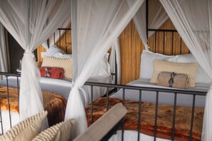 Tenda Deluxe, vista para o parque | Secretária, secretária adequada para computadores portáteis