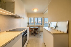 Apartamento Clássico, vista para o mar | Cozinha privada | Uma cadeira de bebé, mesas de jantar 