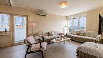 Apartamento Clássico, vista para o mar | Sala de estar | Televisor de ecrã plano de 65 polegadas com canais via satélite