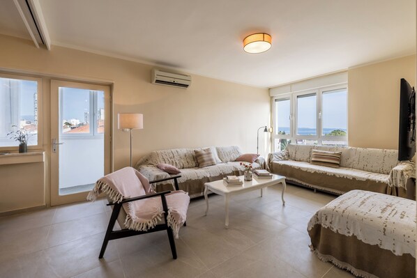 Apartamento Clássico, vista para o mar | Sala de estar | Televisor de ecrã plano de 65 polegadas com canais via satélite 