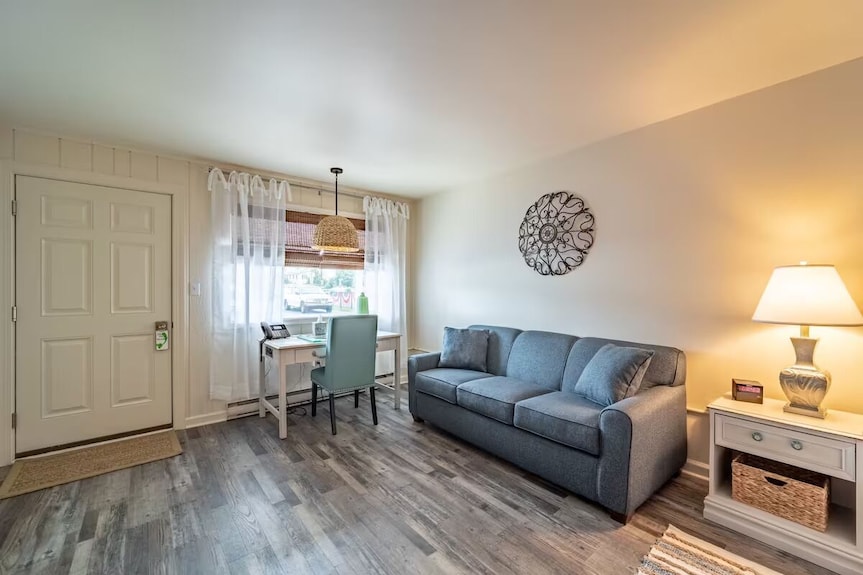 Deluxe King Room At Ocean Glass Inn | Convenient Stay W/ Free B'fast & Parking - Rehoboth Beach, DE