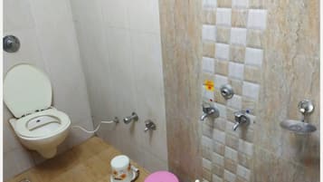Um polibã, um chuveiro fixo, artigos de higiene pessoal grátis
