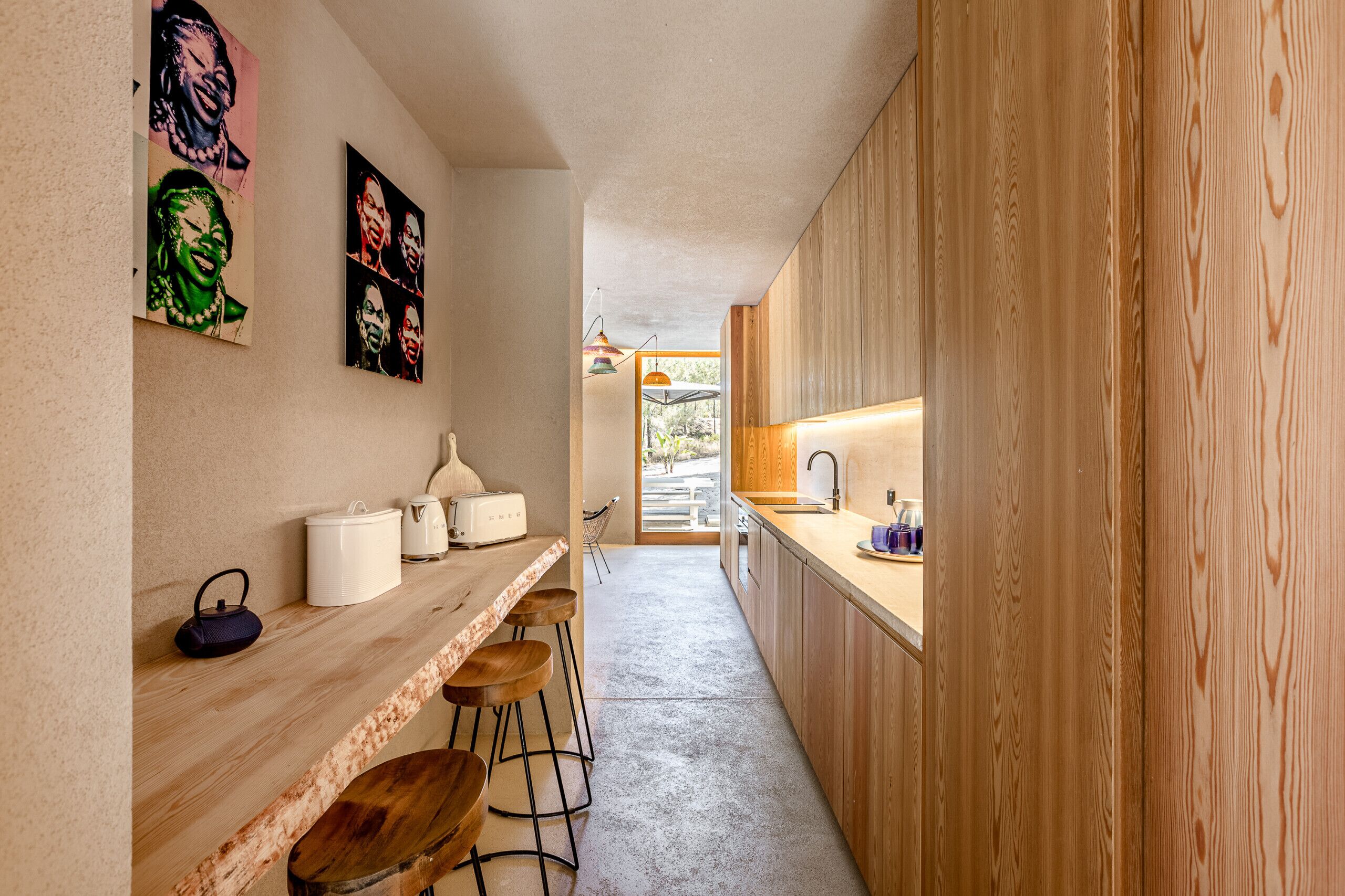 Um micro-ondas, uma máquina de lavar louça, uma cafeteira/bule 