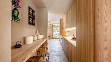 Um micro-ondas, uma máquina de lavar louça, uma cafeteira/bule