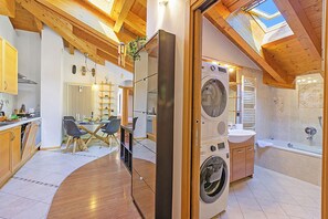 Chuveiro/banheira combinados, secador de cabelo, bidê, toalhas de banho