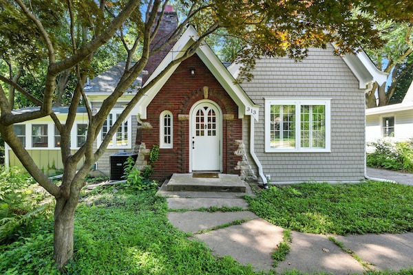 Charming Manville Heights Cottage Retreat 3 Bedroom Home - Iowa City, IA