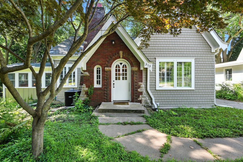 Charming Manville Heights Cottage Retreat 3 Bedroom Home - Iowa City, IA