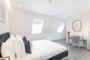 Apartamento Deluxe, 3 quartos, varanda | Cofre no quarto, ferro/tábua de engomar, Wi-fi grátis 