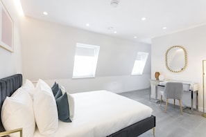 Apartamento Deluxe, 3 quartos, varanda | Cofre no quarto, ferro/tábua de engomar, Wi-fi grátis