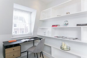 Apartamento Deluxe, 3 quartos, varanda | Cofre no quarto, ferro/tábua de engomar, Wi-fi grátis 