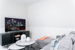 Apartamento Deluxe, 3 quartos, varanda | Sala de estar | Televisor LCD de 15 polegadas com canais por cabo, Netflix 