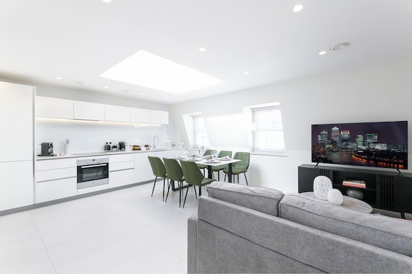 Apartamento Deluxe, 3 quartos, varanda | Refeições no quarto