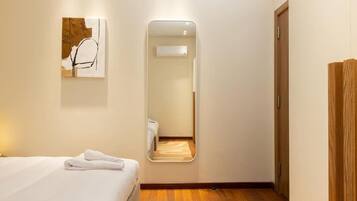 Apartamento, vista para a piscina | Cofres nos quartos, Wi-Fi de cortesia