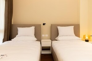 Apartamento, vista para a piscina | Cofre no quarto, Wi-fi grátis