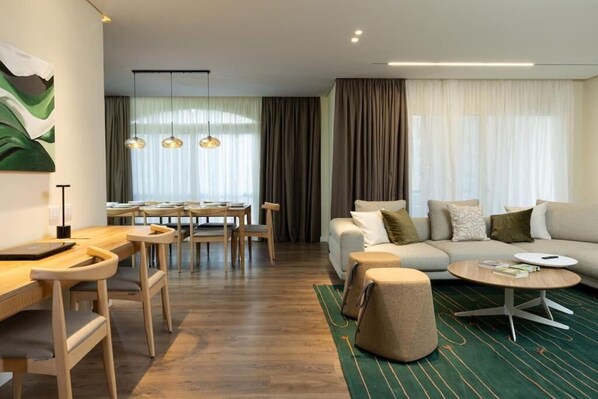 Apartamento, vista para a piscina | Sala de estar